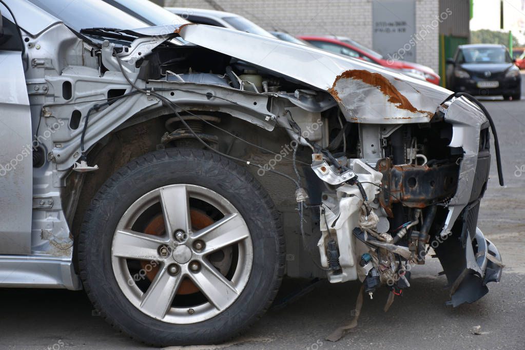 coche roto después de un accidente y reparación 2022
