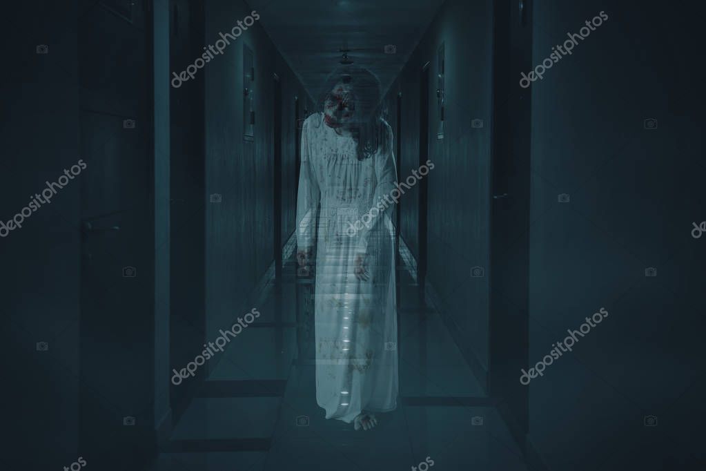 Retrato de una espantosa mujer fantasma caminando por el pasillo del ...