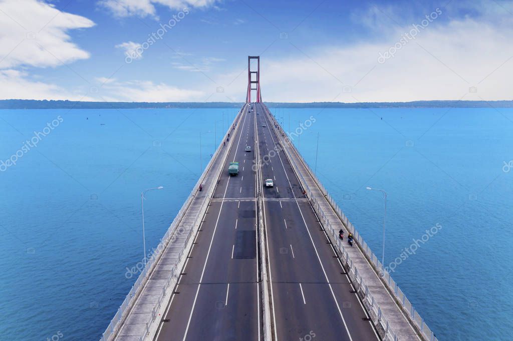 Vista superior del puente de Suramadu que conecta las islas Java y ...