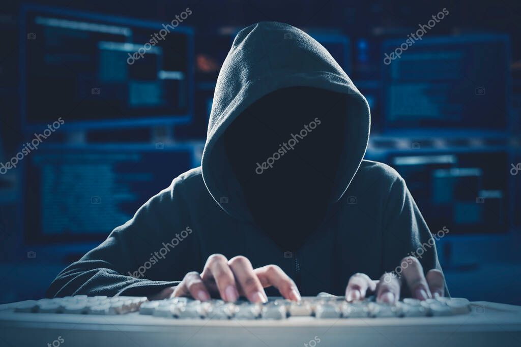 Pirata informático irreconocible escribiendo en el teclado de la ...