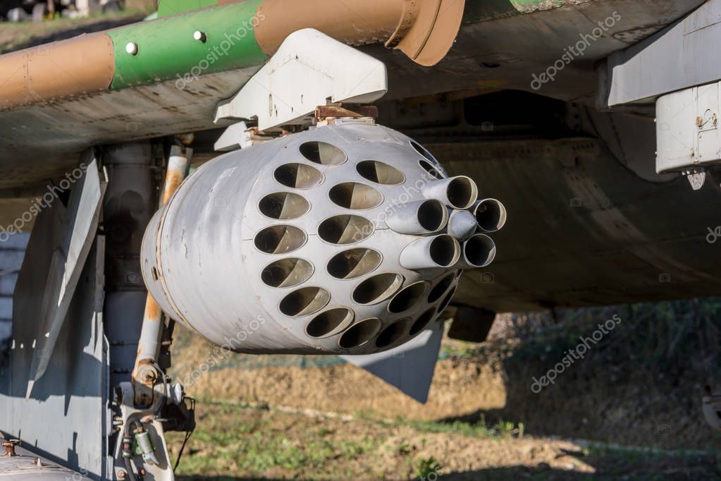 Sukhoi Su-17 es un cazabombardero soviético de ala variable desarrollado a partir del Sukhoi Su ...