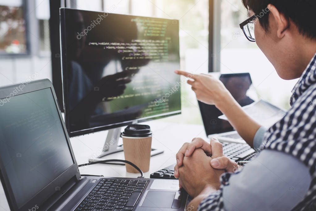Programadores que cooperan en el desarrollo de programación y sitio web ...