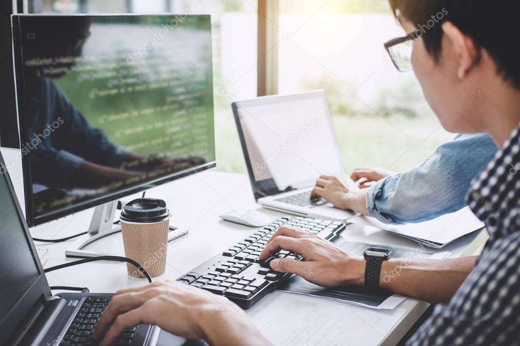 Programadores que cooperan en el desarrollo de programación y sitio web ...