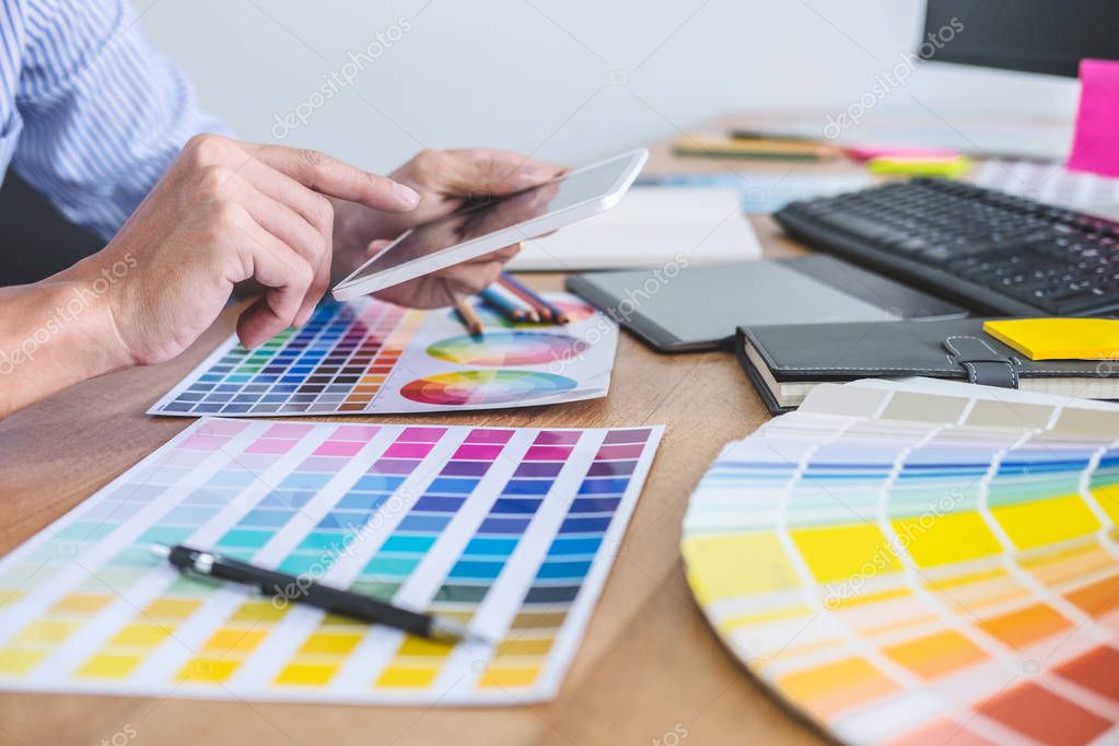 Imagen del diseñador gráfico creativo masculino que trabaja en selecti ...