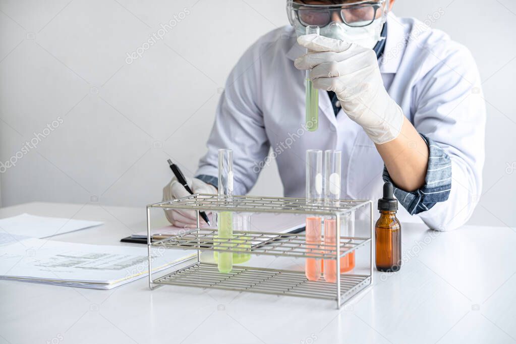 Bioquímica investigación de laboratorio, Químico está analizando la ...
