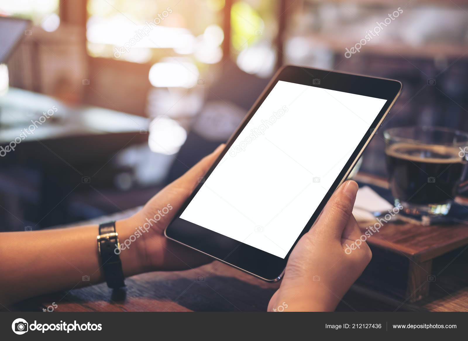 Imagen Burlona Manos Sosteniendo Tableta Negra Con Pantalla Blanca ...