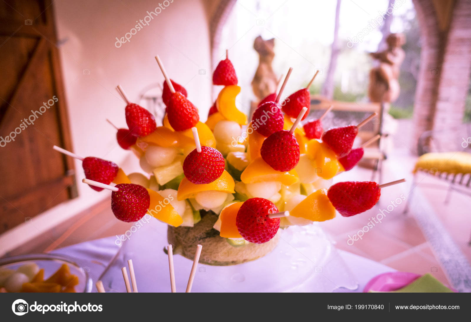 Pinchos de frutas de colores, con poca profundidad de campo . — Foto de ...