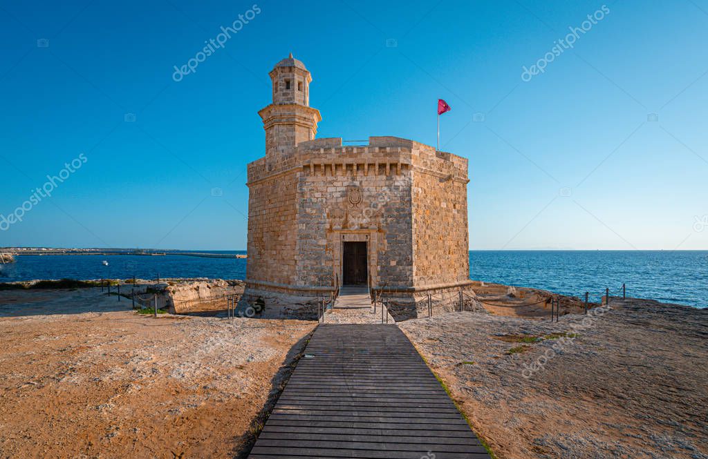 Castillo de Sant Nicolau en Ciutadella de Menorca sobre los acantilados ...
