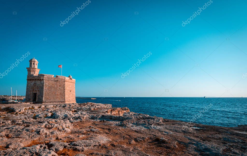 Castillo de Sant Nicolau en Ciutadella de Menorca sobre los acantilados ...