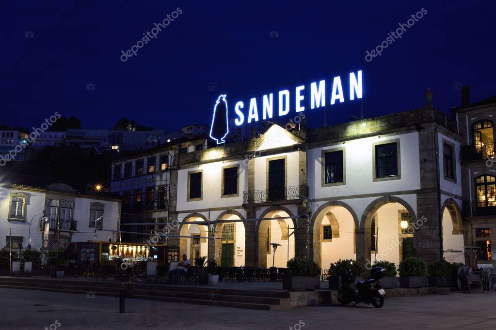 Gaia, Portugal - 19 de mayo de 2018: Bodega Sandeman en el centro ...