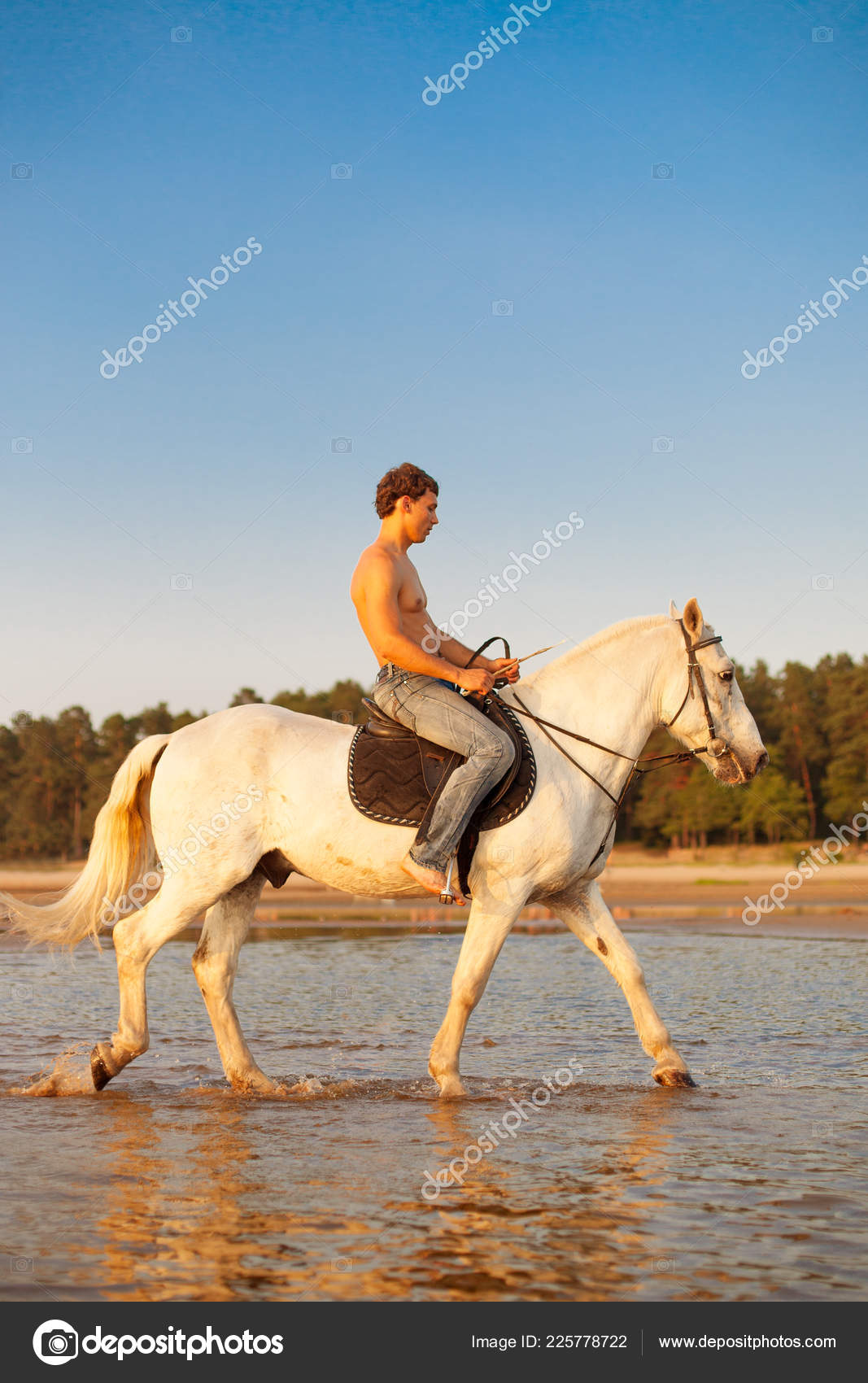 Macho Homme Cheval Sur Fond Ciel L'eau Modèle Garçon Cow — Photo de ...