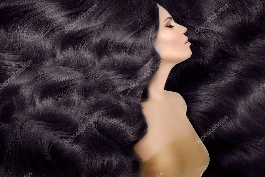 Modelo de pelo largo y rojo. Olas rizos peinado. Peluquería. Arriba ...