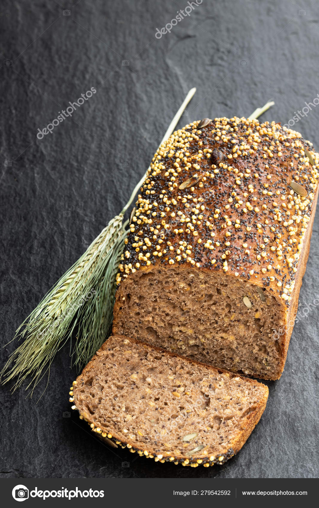 Pan de centeno integral casero con semillas de chía y grañones de mijo ...