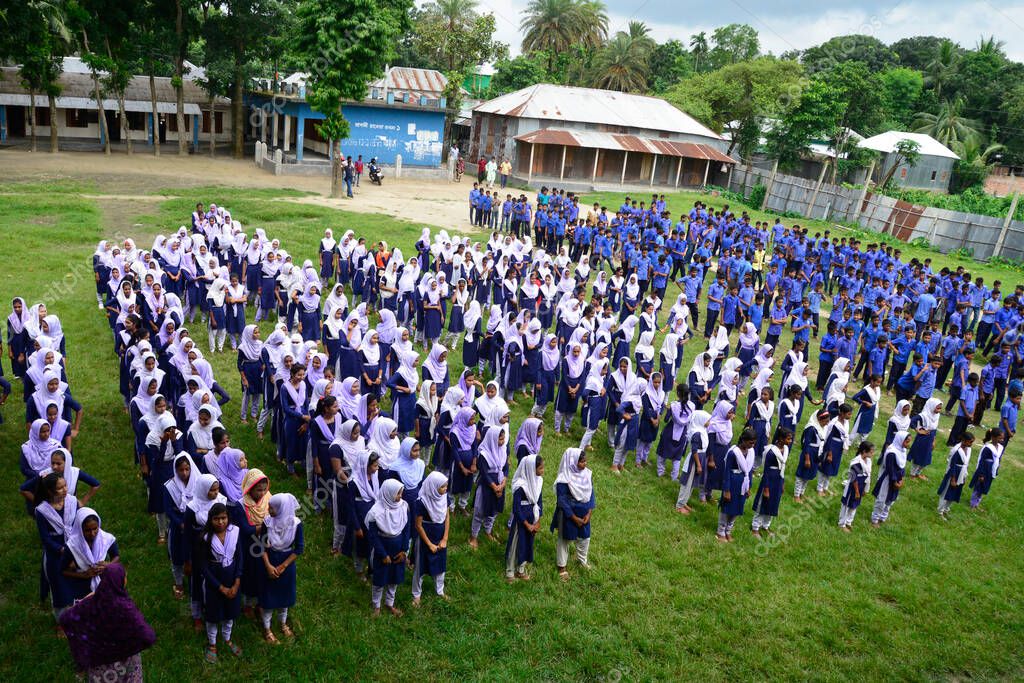 Estudiantes de la escuela bangladesí se alinean en un terreno escolar ...