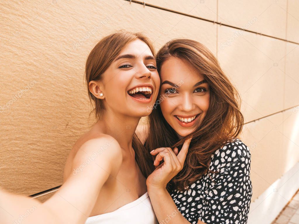 Dos jóvenes mujeres hipster sonrientes con ropa de verano. Las niñas ...