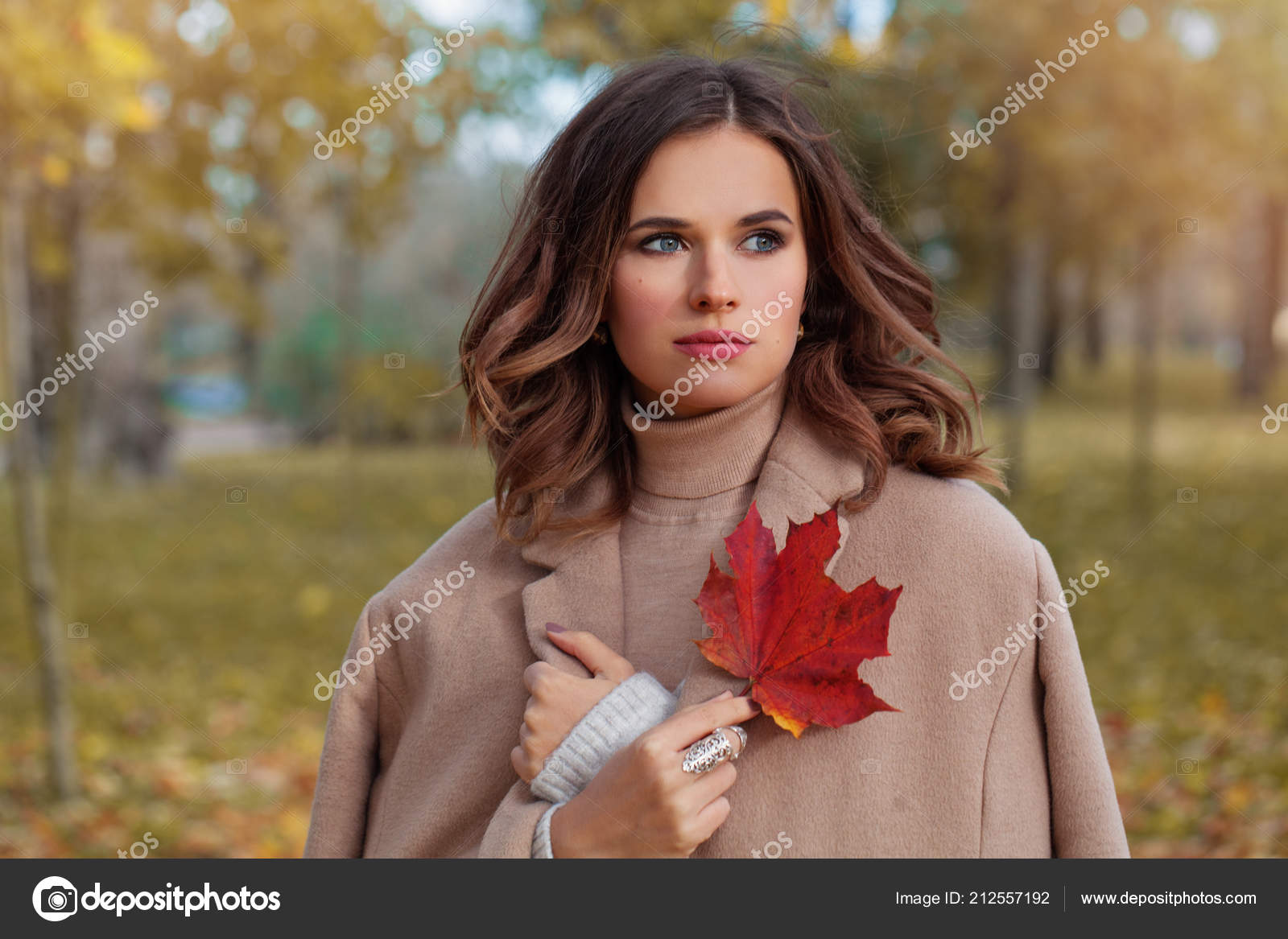 Beautiful Autumn Woman Long Dark Hair Holding Red Maple Leaf — Stock