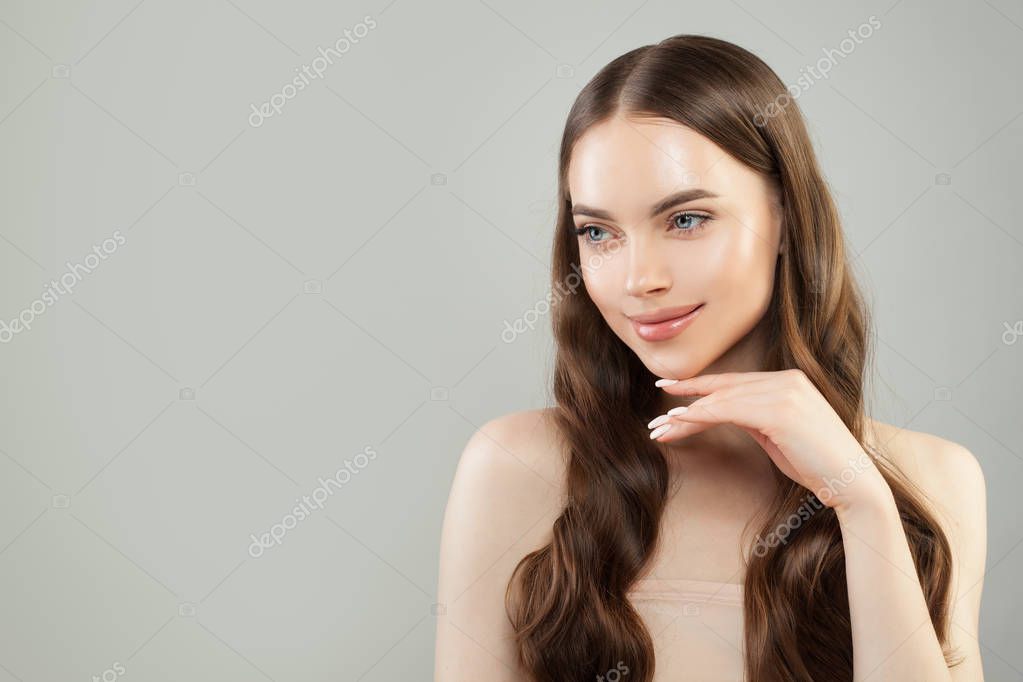 Modelo de spa de mujer perfecta joven con piel clara y cabello largo 2024