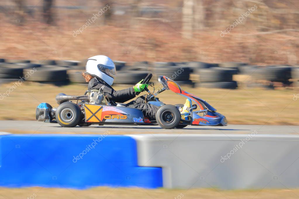 Cerrar vista de Perfil de un conductor femenino prueba sus habilidades ...