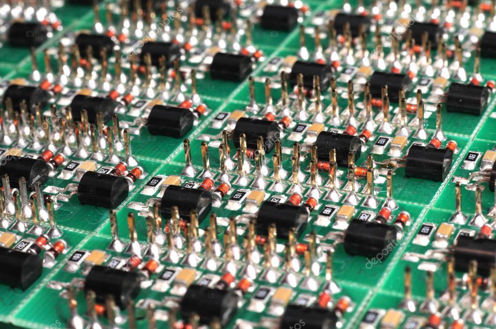 Vista lateral de primer plano de una placa PCB con componentes SMD 2022