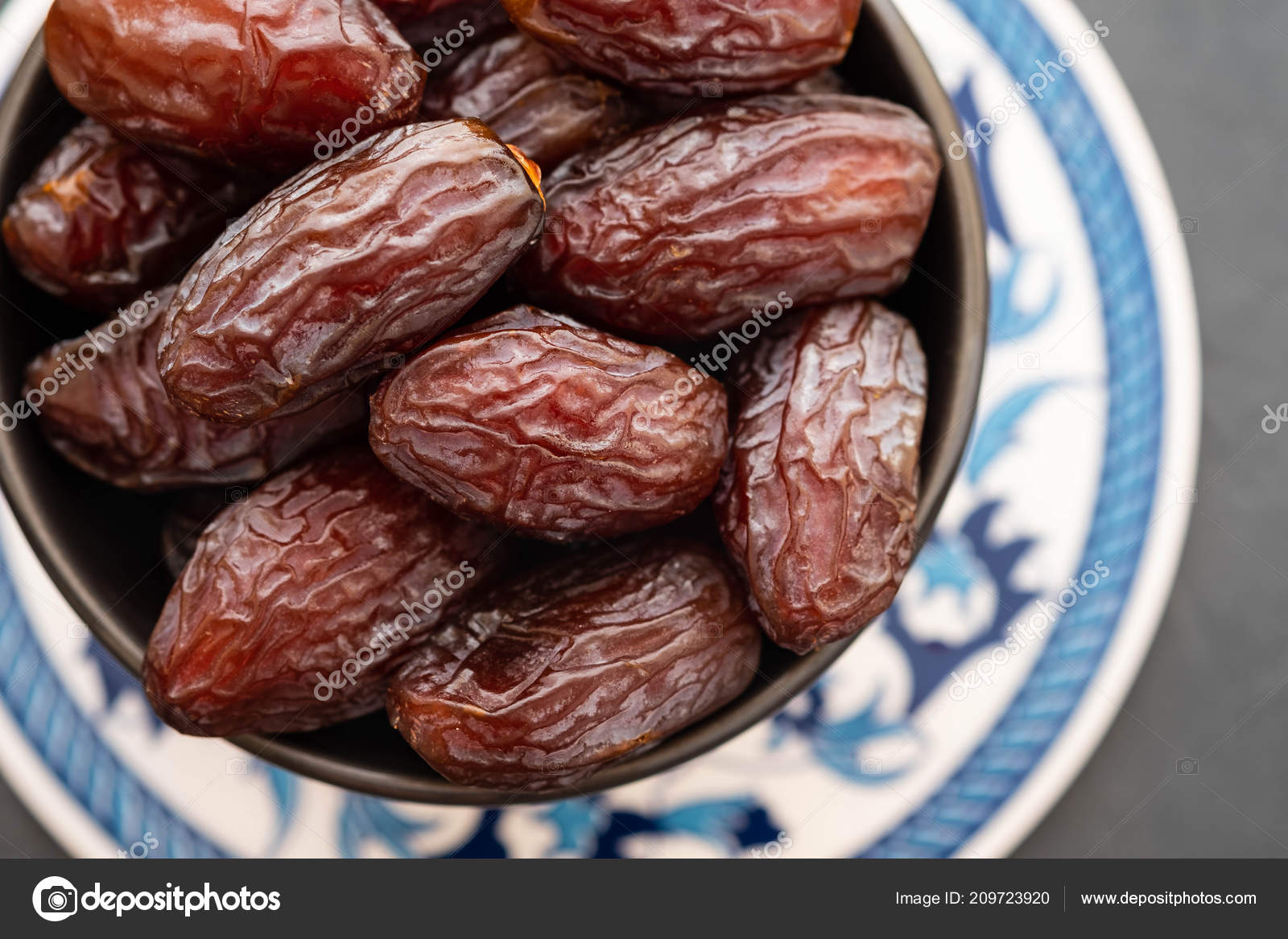 Eating Fresh Dates