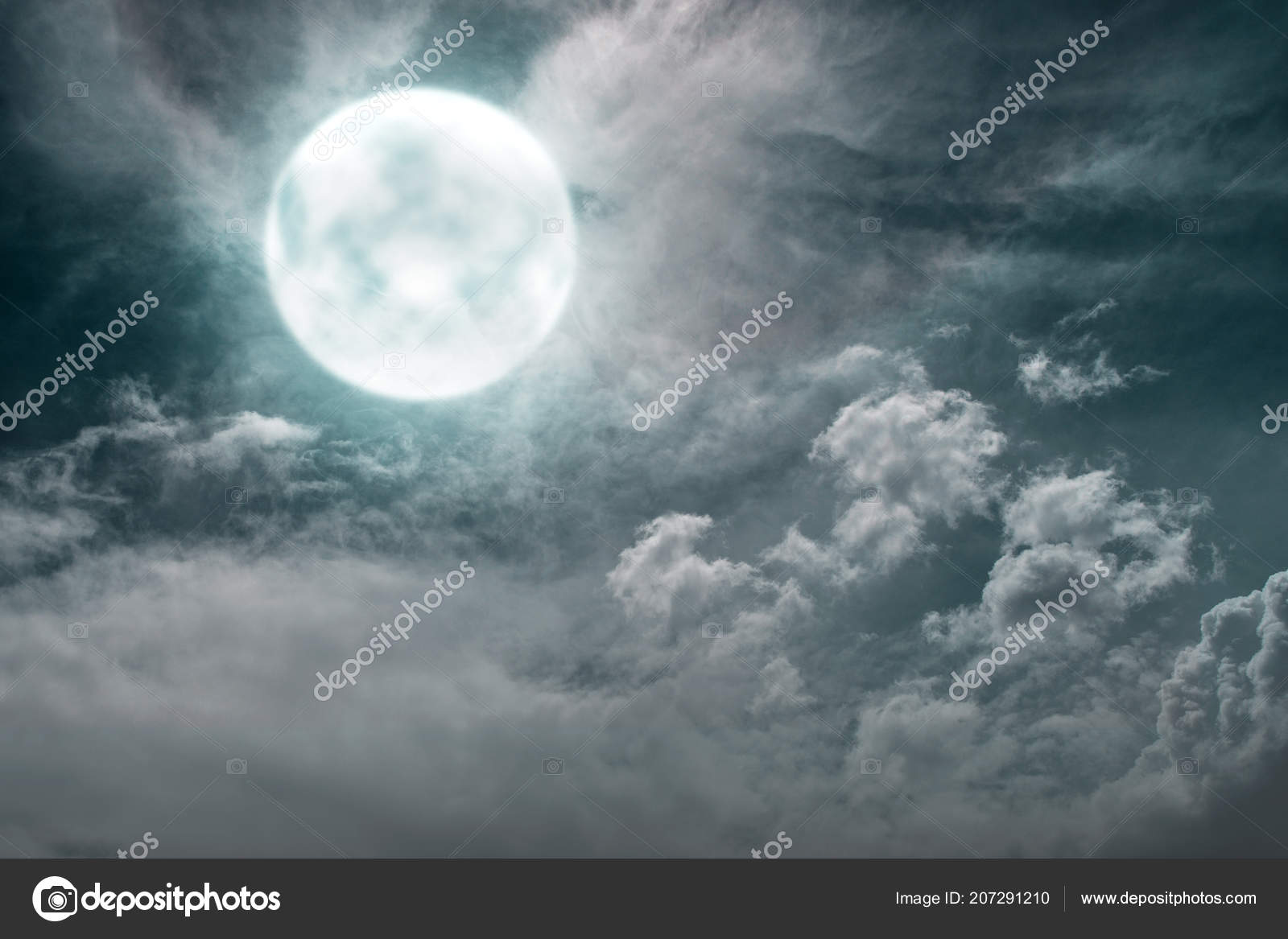 Dramática Vista Luna Llena Con Nubes Oscuras Cielo — Foto de stock ...