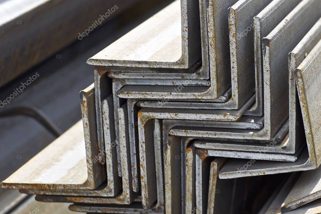 Ángulo de perfil metálico en paquetes en el almacén de productos ...