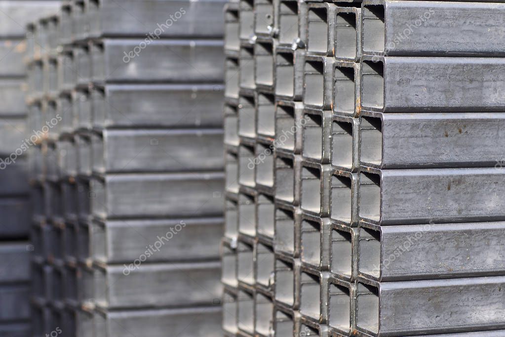 Tubo de perfil metálico de sección transversal rectangular en paquetes ...
