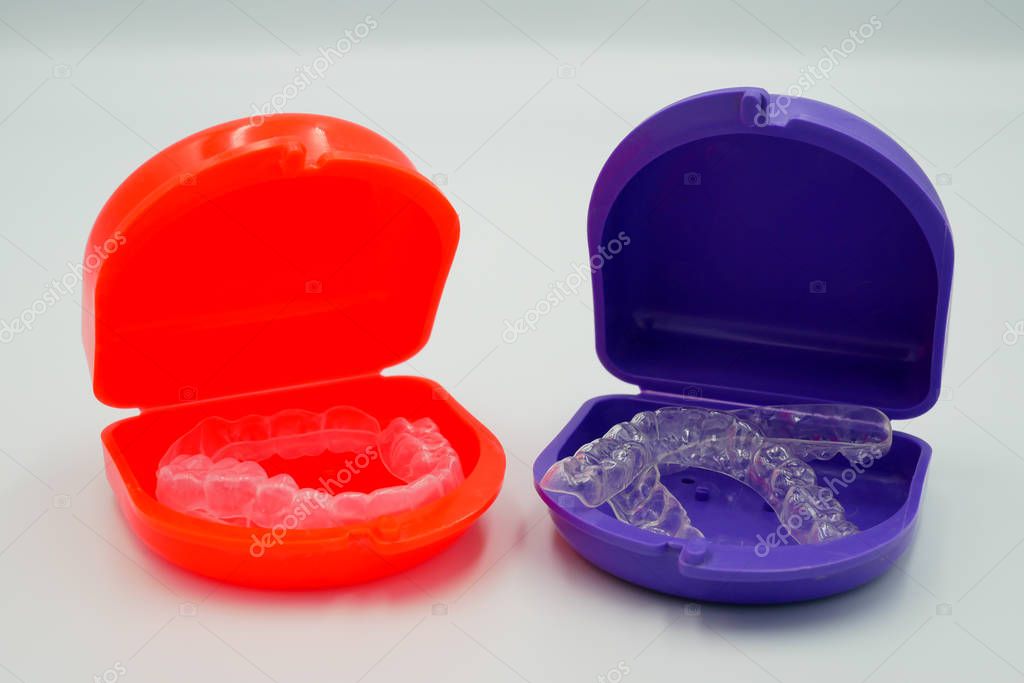 Dientes de retenedor de plástico transparente en la caja 2023