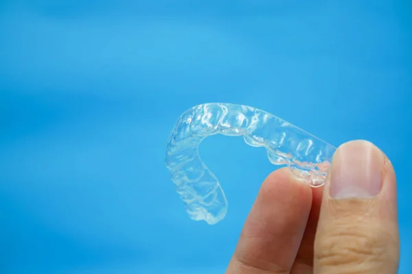 Hand holding clear plastic retainer teeth — Stock Photo © Bhubeth ...