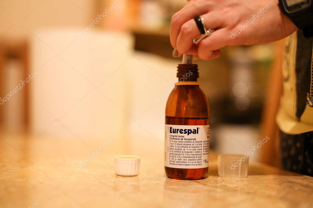 Bucarest, Rumania - 14 de febrero de 2019: Detalles con una botella de ...