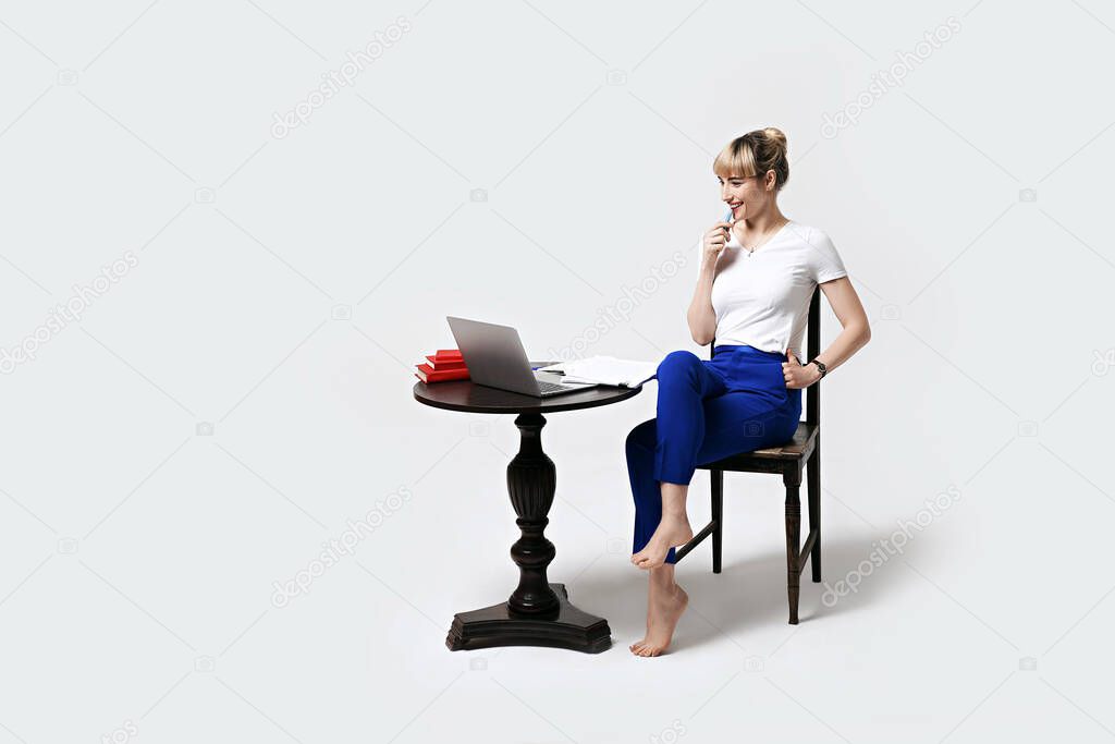 Feliz joven estudiante sonriente sentada en el escritorio trabajando o ...