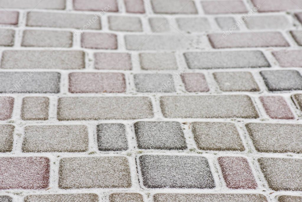 la textura de la nieve en la baldosa. losas de pavimentación en ...
