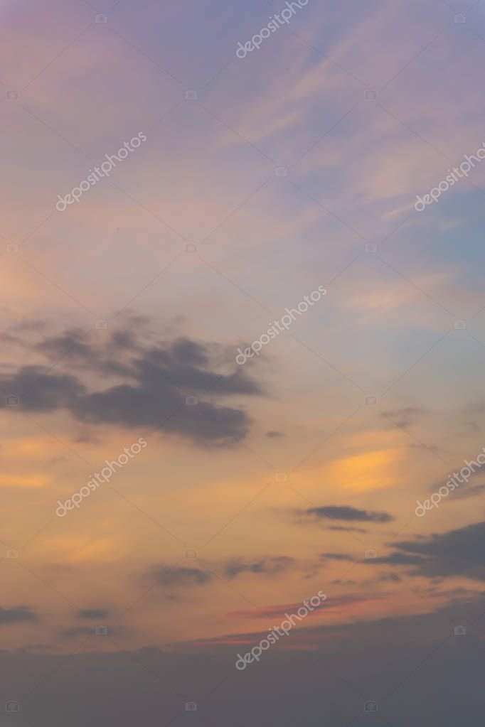 Colores brillantes al amanecer en la playa al amanecer en el Golfo de ...