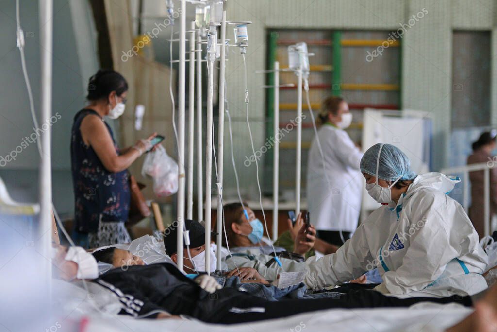 Un paciente recibe ayuda en el centro de atención temporal Covid-19 ...
