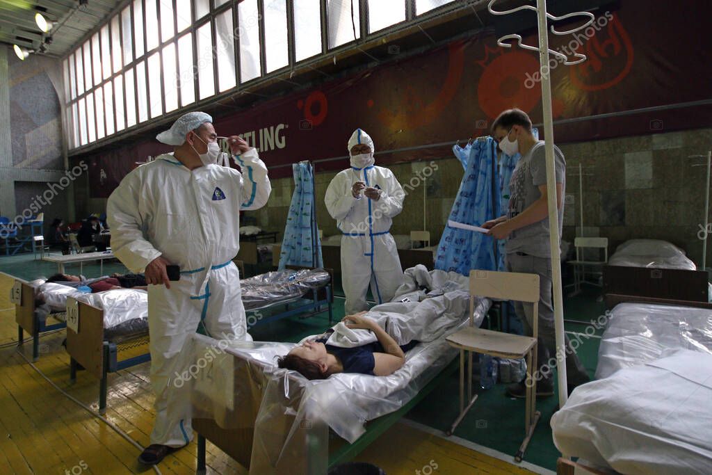 Un paciente recibe ayuda en el centro de atenci n temporal Covid-19 ...