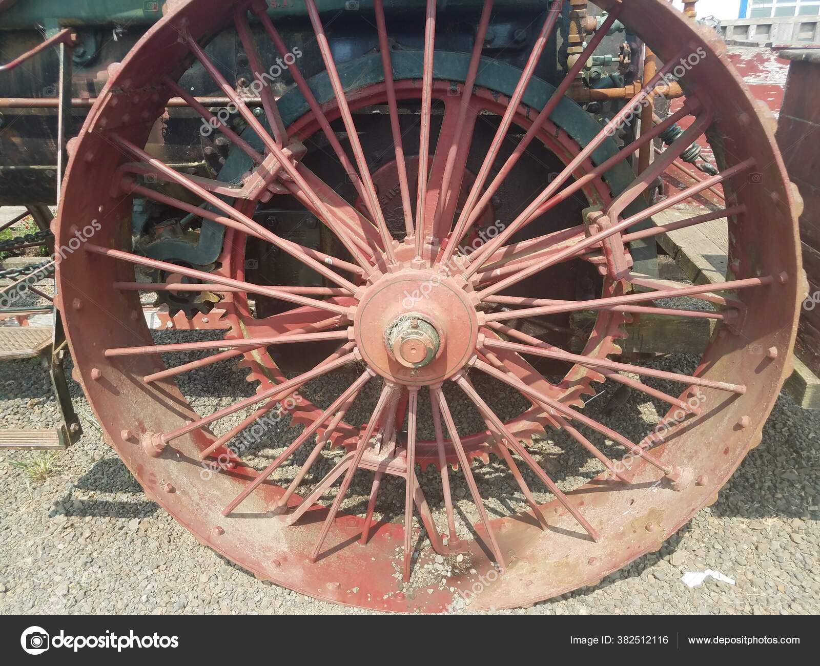 Old Red Iron Metal Wheel Spokes Vehicle — Stock Photo © stockphotofan1 ...