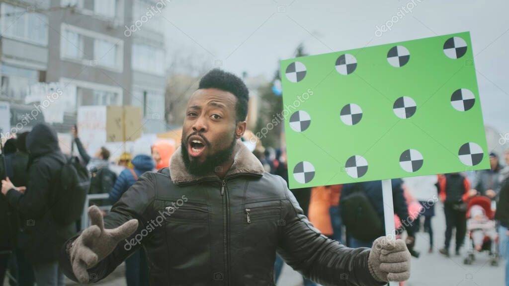 Hombre negro afroamericano. Enojado gritando y saludando con la mano ...
