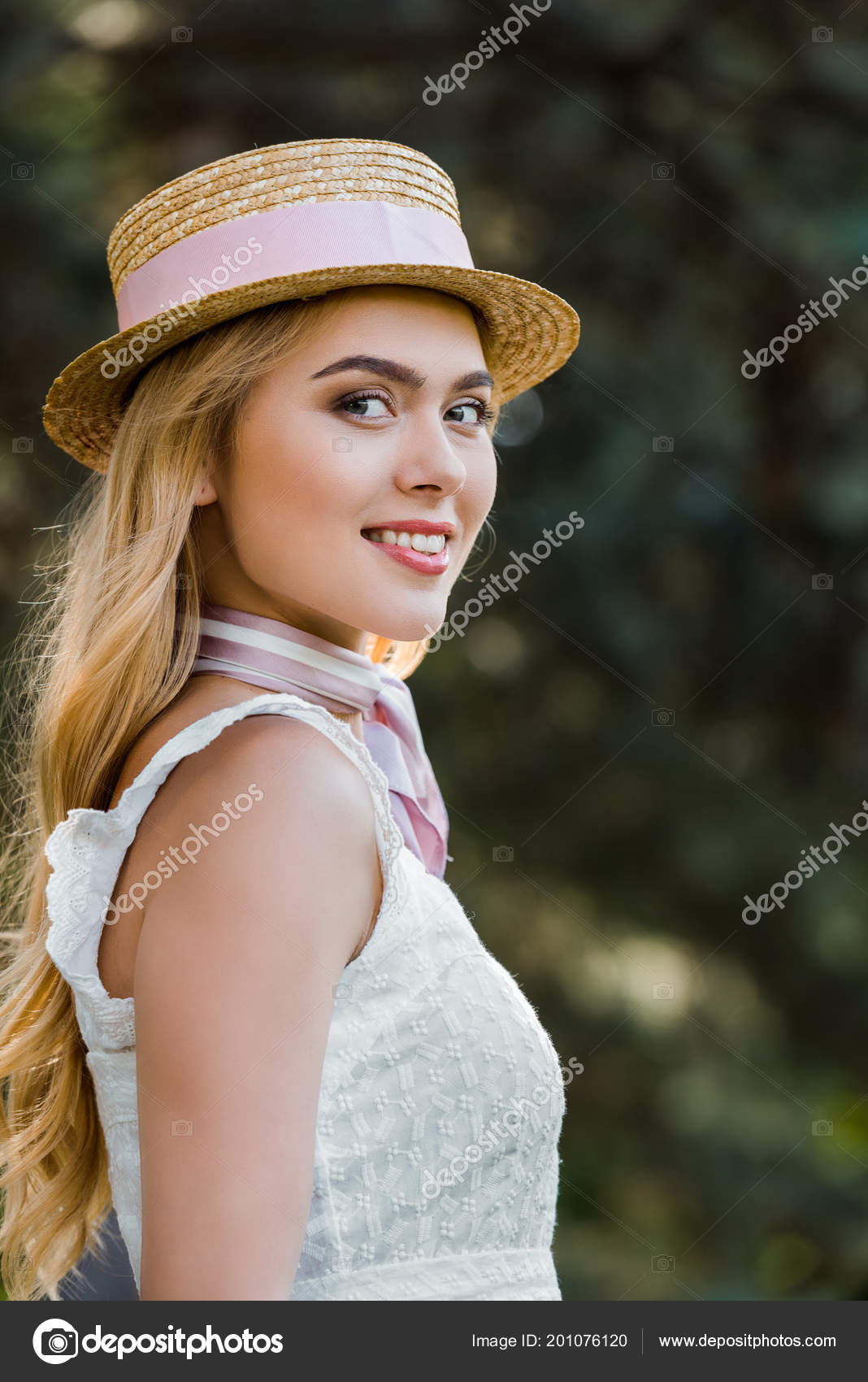 Vista Lateral Hermosa Mujer Joven Sombrero Mimbre Sonriendo Cámara ...