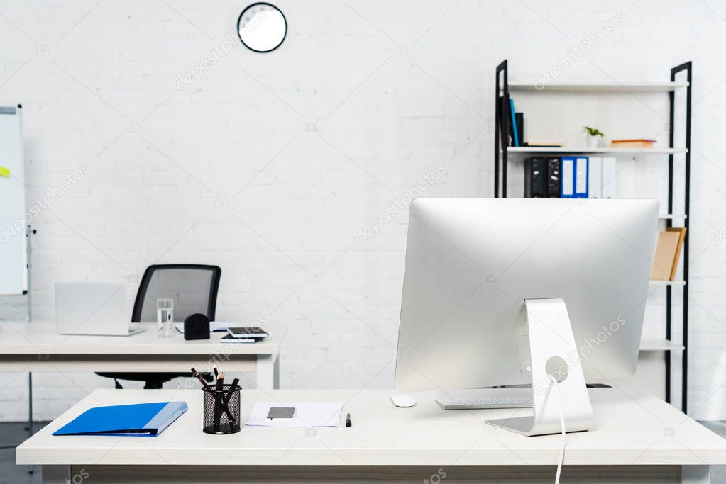 interior de la oficina moderna con computadoras en escritorios 2022