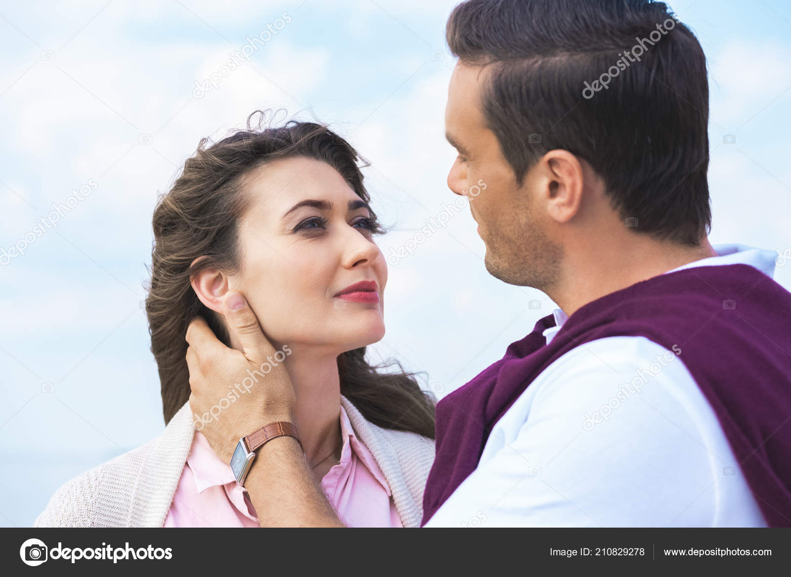Side View Romantic Couple Looking Each Other Blue Sky Backdrop — Stock ...