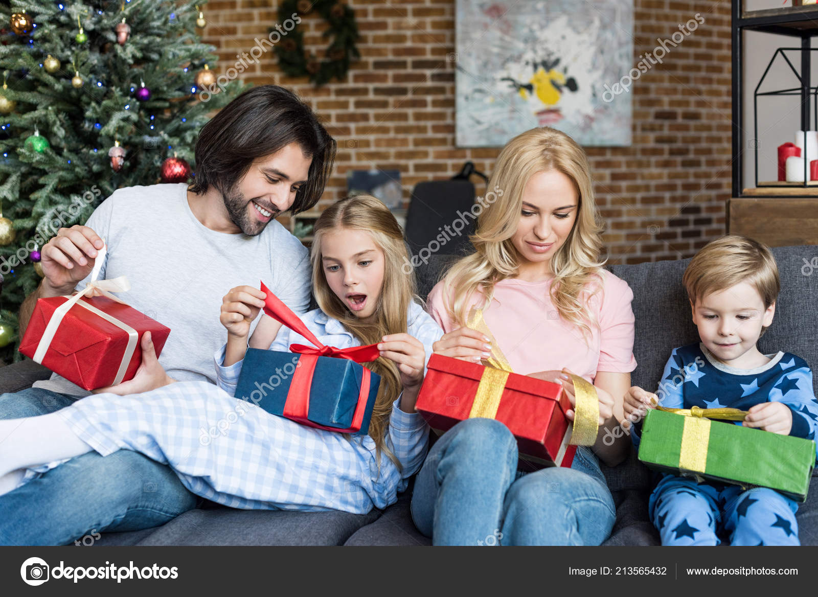 Familia Feliz Con Dos Adorables Niños Abriendo Regalos Navidad Juntos: fotografía de stock ...