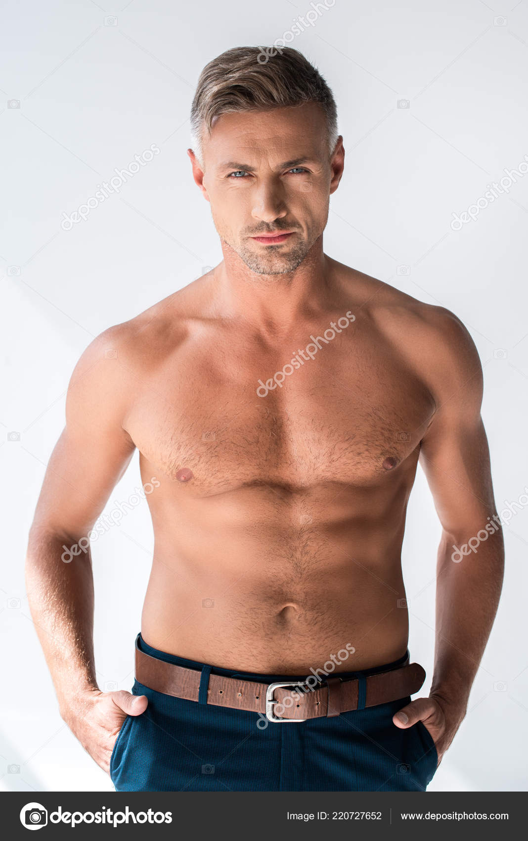 Macho Serio Sin Camisa Mirando Cámara Aislada Blanco: fotografía de ...