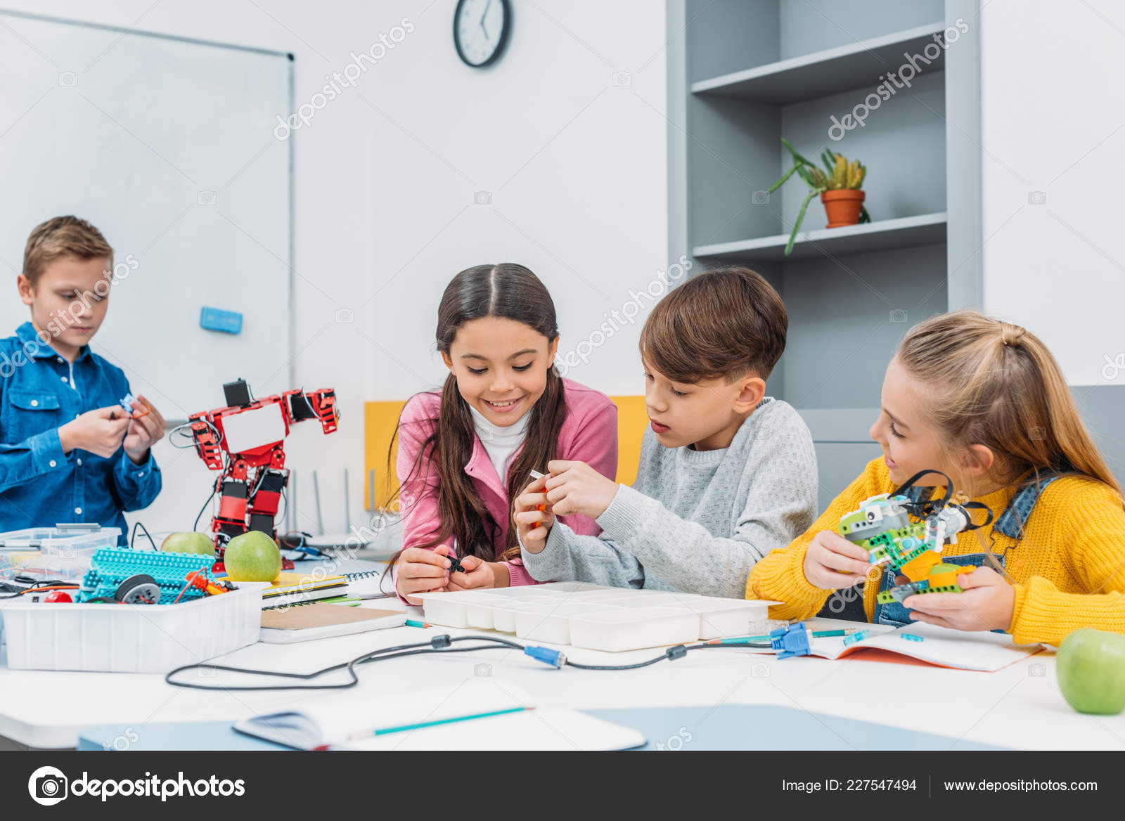 Children Working Together Stem Project Classrom — Stock Photo ...