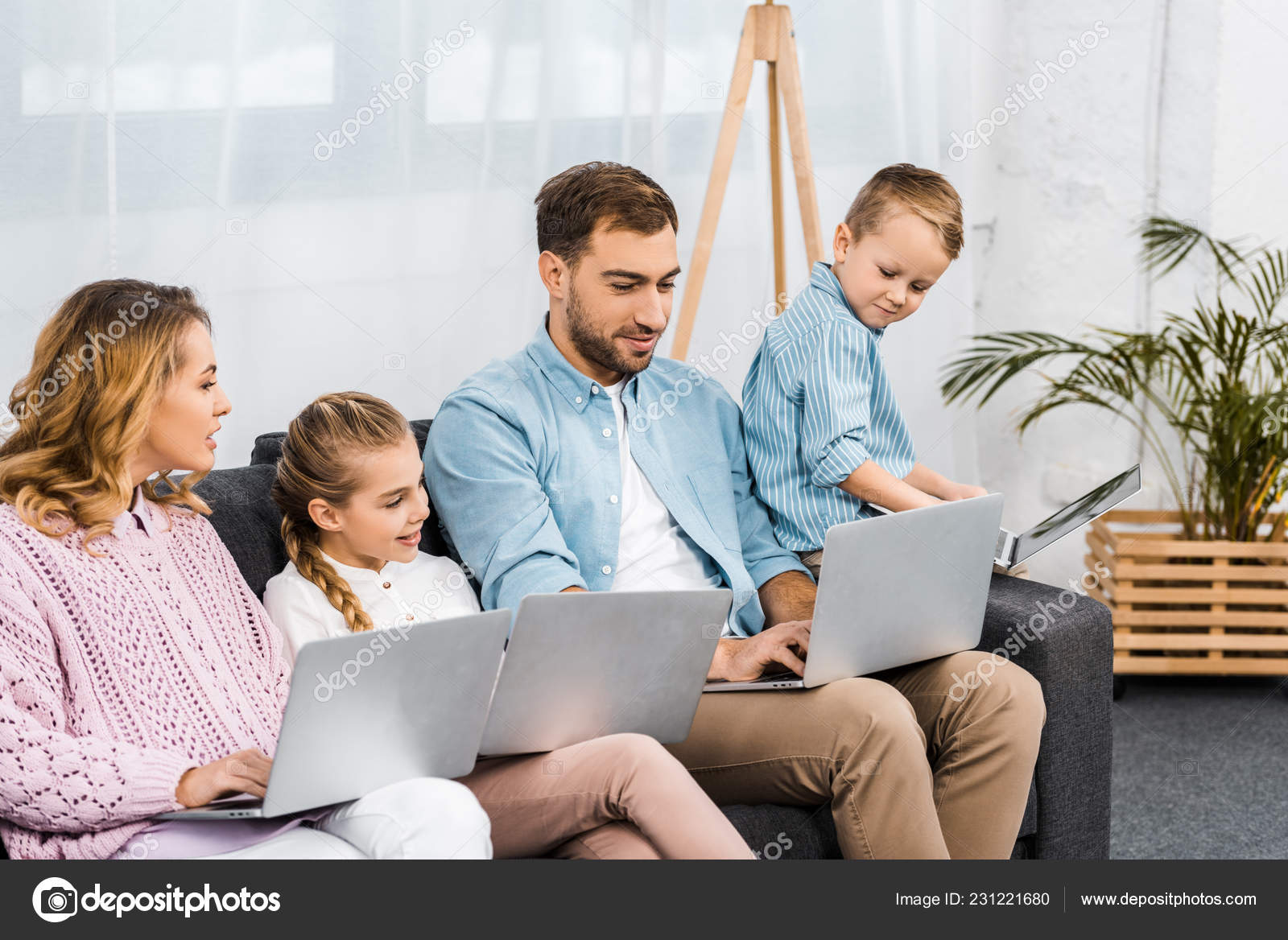 Familia Feliz Sentado Sofá Uso Computadoras Portátiles Sala Estar ...