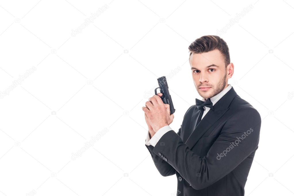 agente secreto guapo en traje negro con pistola, aislado en blanco 2023