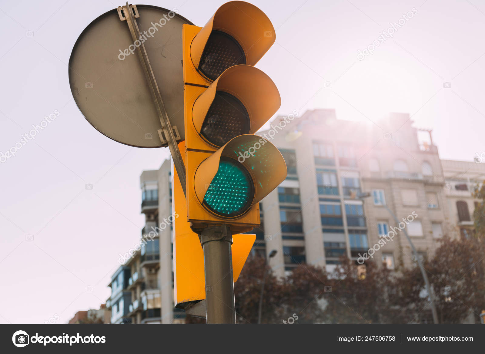 Foco Selectivo Semáforo Con Casa Varios Pisos Fondo Barcelona España ...