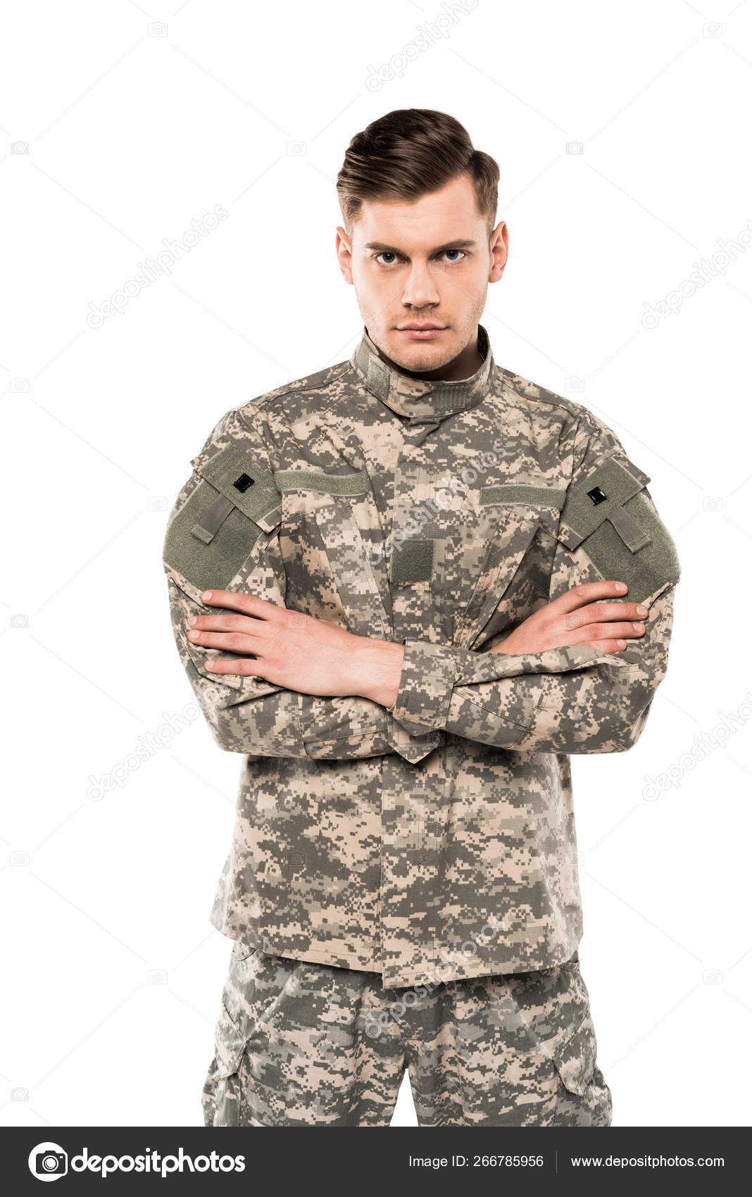 Soldado Serio Uniforme Pie Con Los Brazos Cruzados Aislados Blanco ...