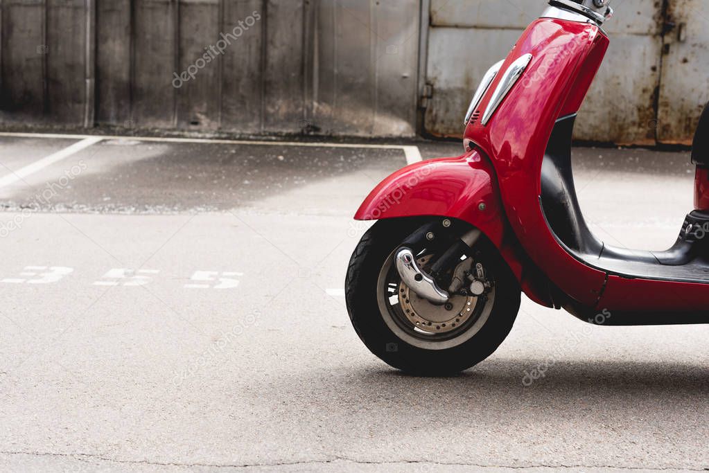 nuevo scooter rojo parado afuera en el lugar de la luz del sol 2022