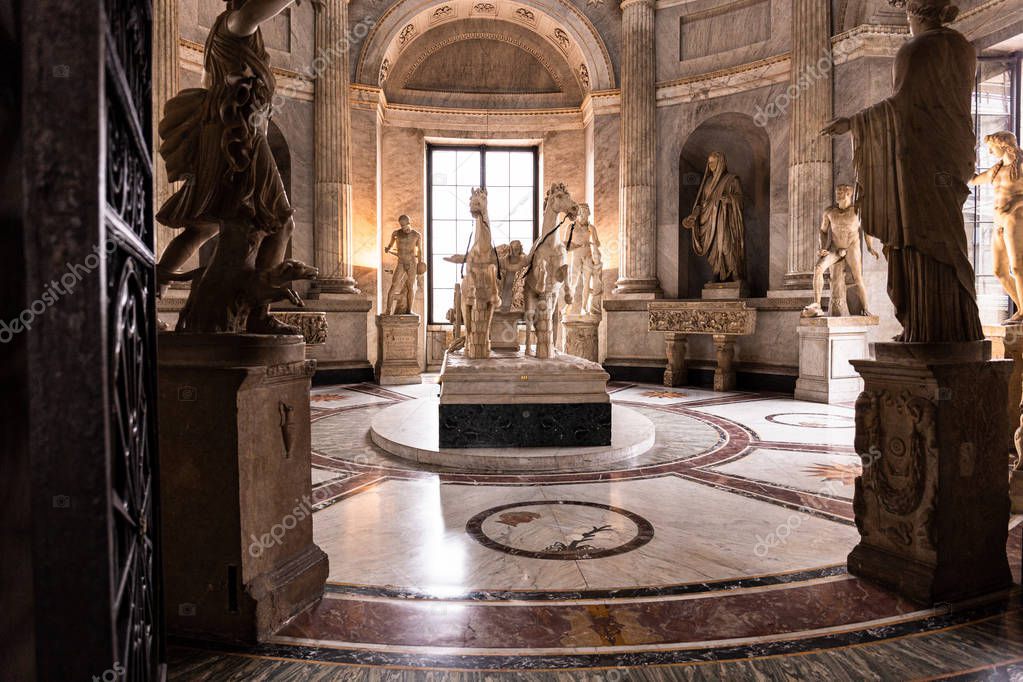 ROMA, ITALIA - 28 de junio de 2019: antiguas esculturas y estatuas ...