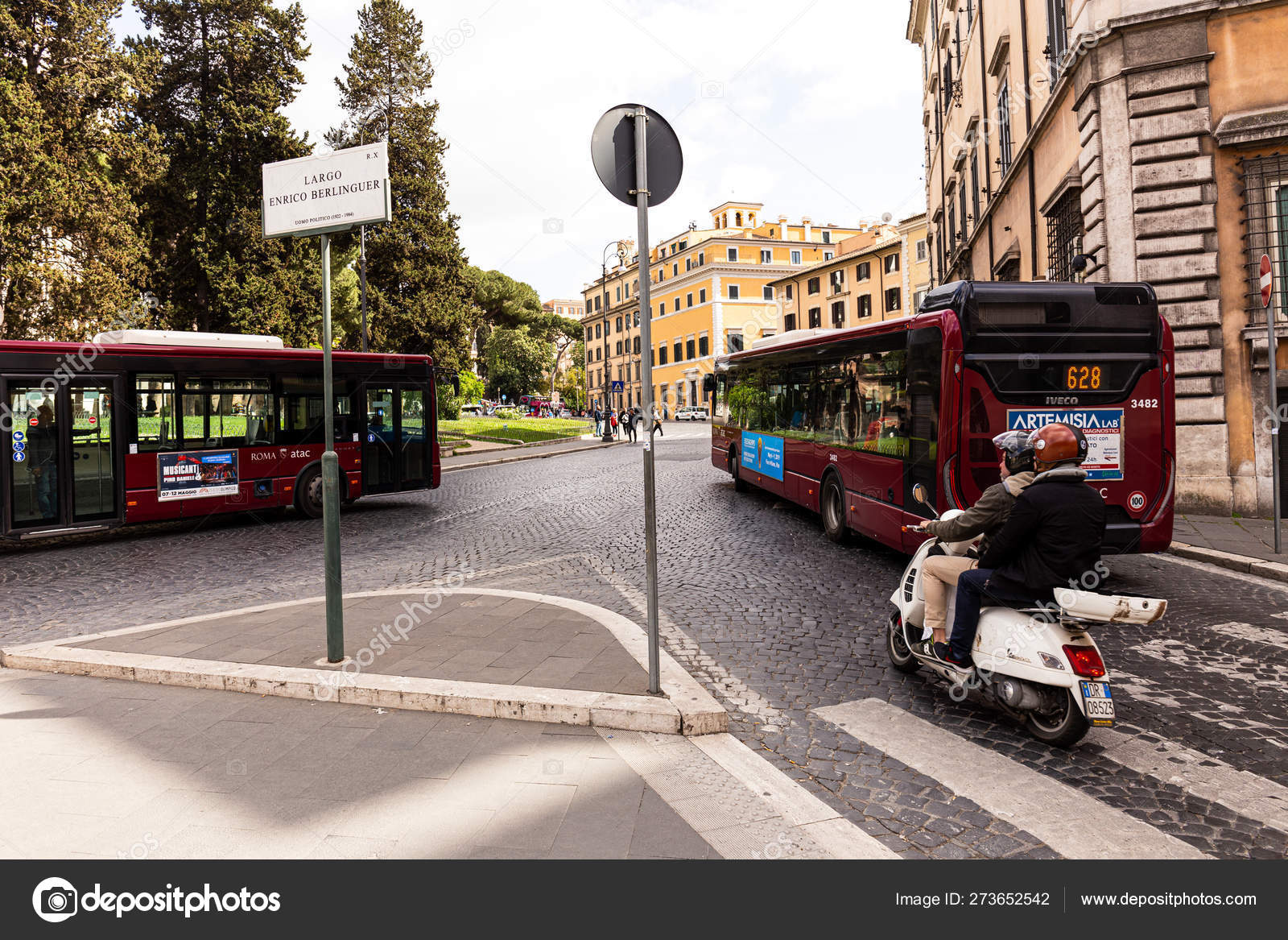 Rome Italy June 2019 People Buses Cars Street Sunny Day — Stock ...